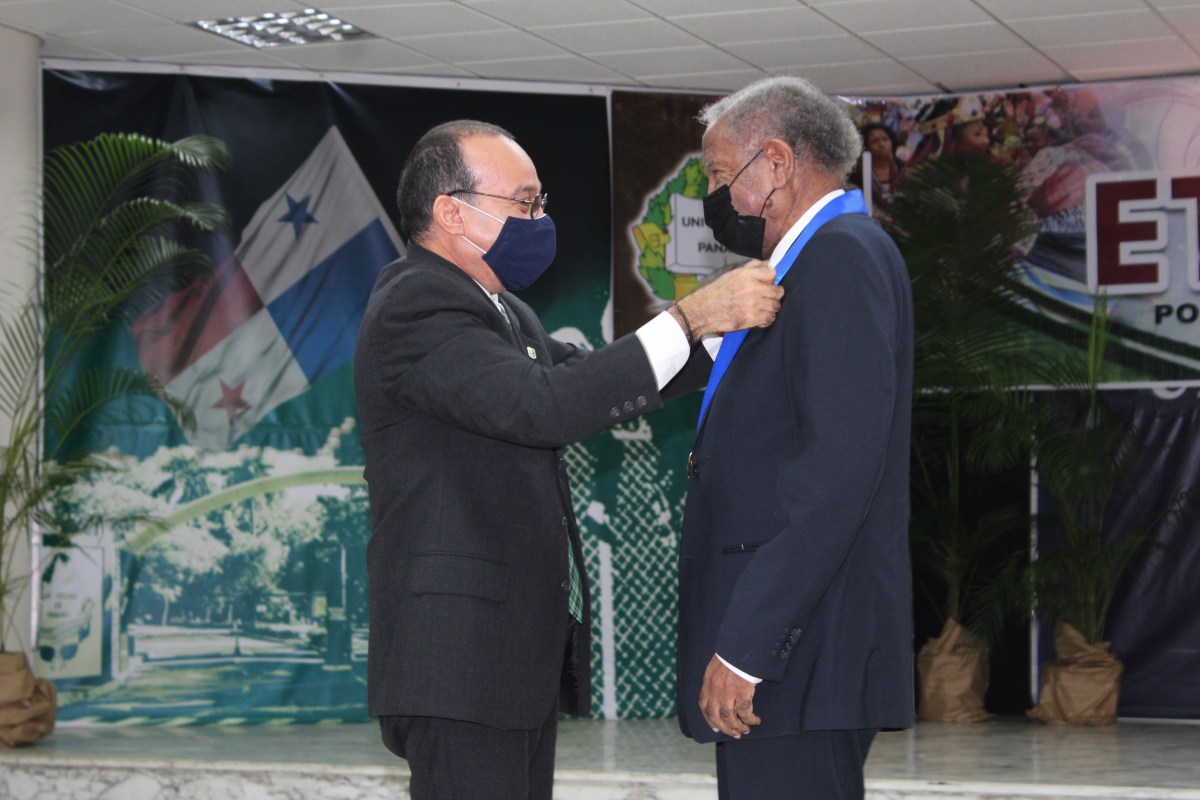 PROFESOR GERARDO MALONEY, RECIBE MEDALLA ARMANDO FORTUNE – Revista ...