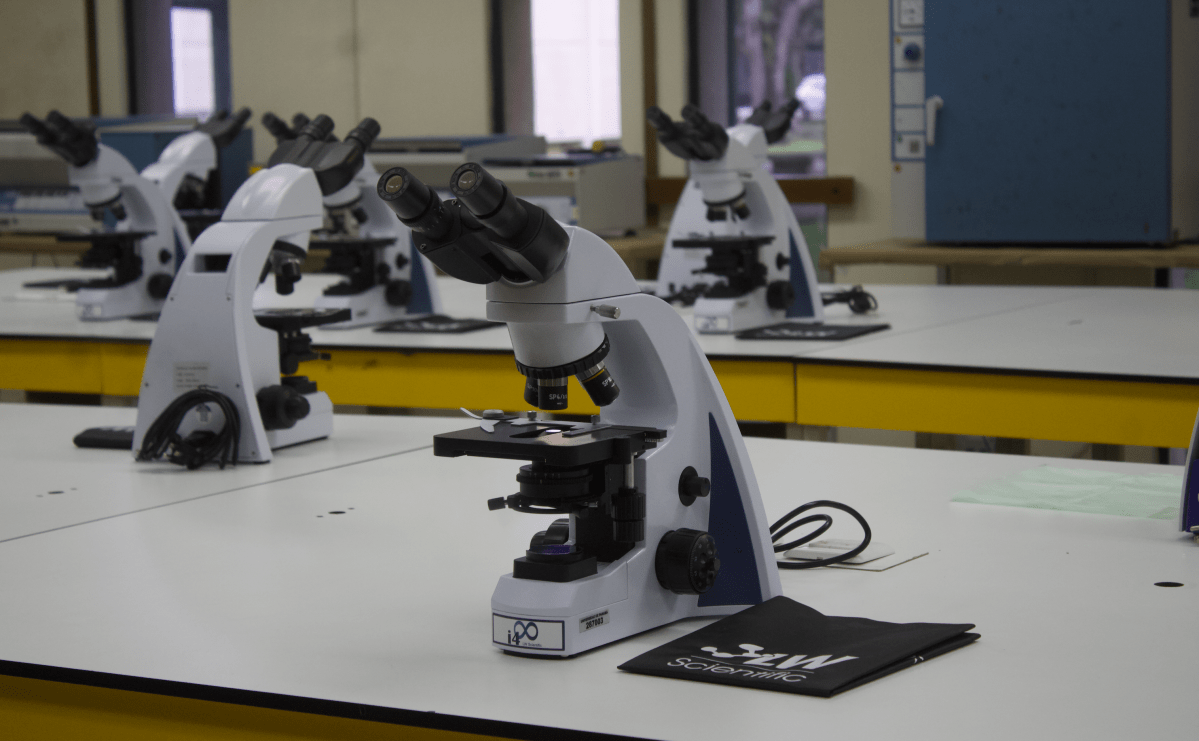 Entregan modernos microscopios para laboratorios de la Facultad de ...