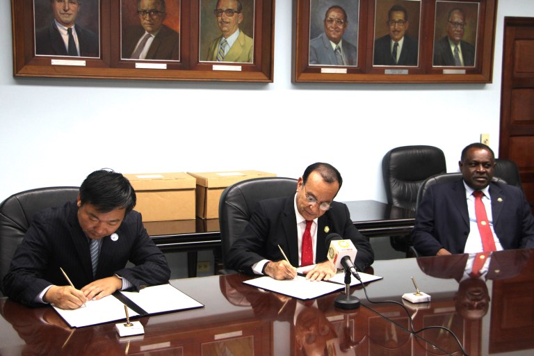 Universidad de Panamá firma convenio con Etern Latin America, S.A ...