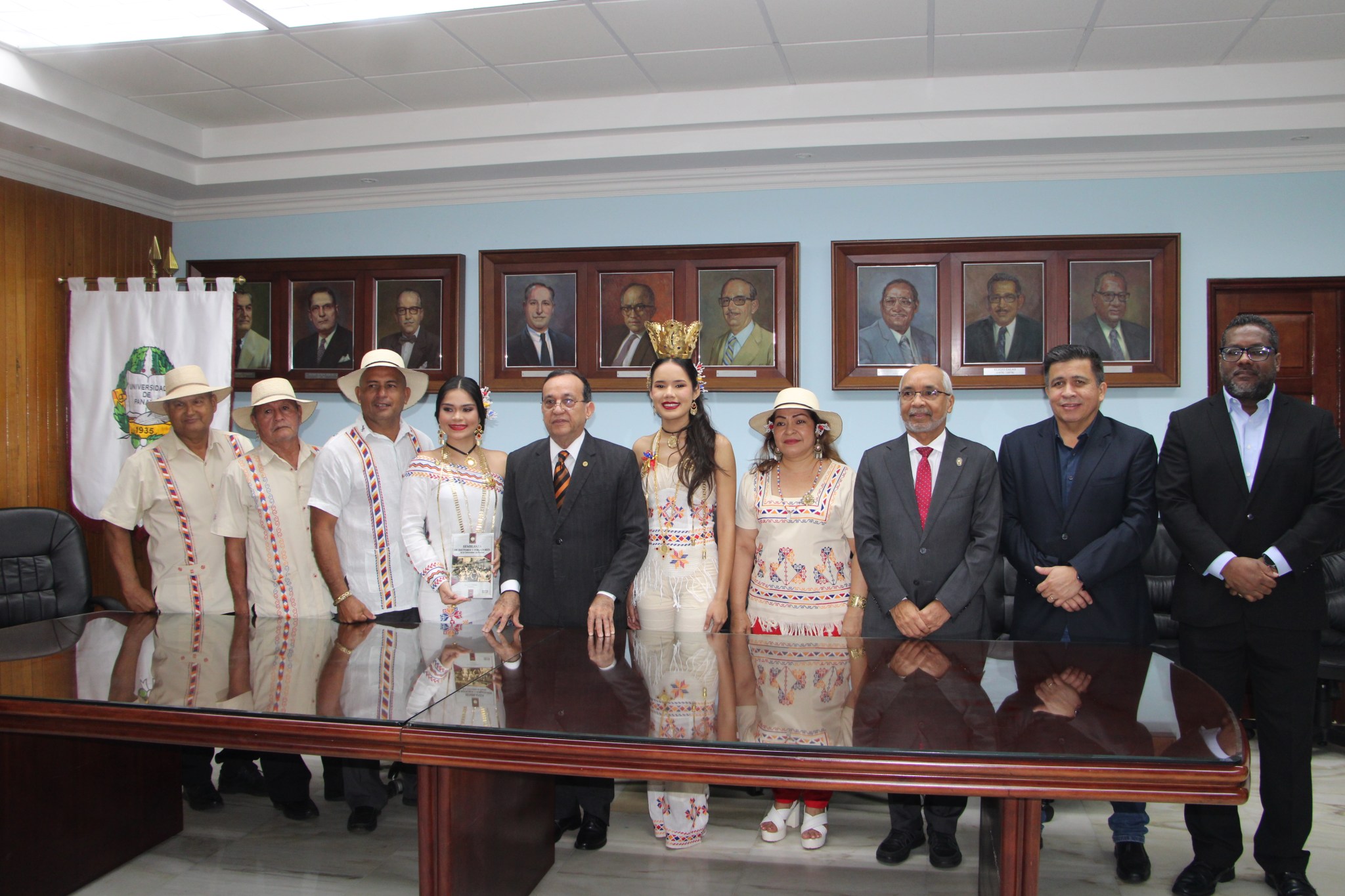 Universidad de Panamá recibe a la reina del Festival Nacional del ...
